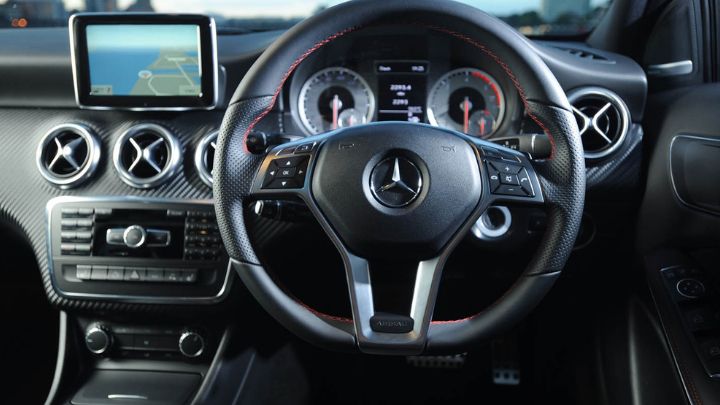 What Is Mercedes-Benz COMAND Online? What Are Its Main Features?